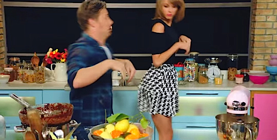 Danse endiablée en cuisine pour Taylor Swift et Jamie Oliver | Chefs ...